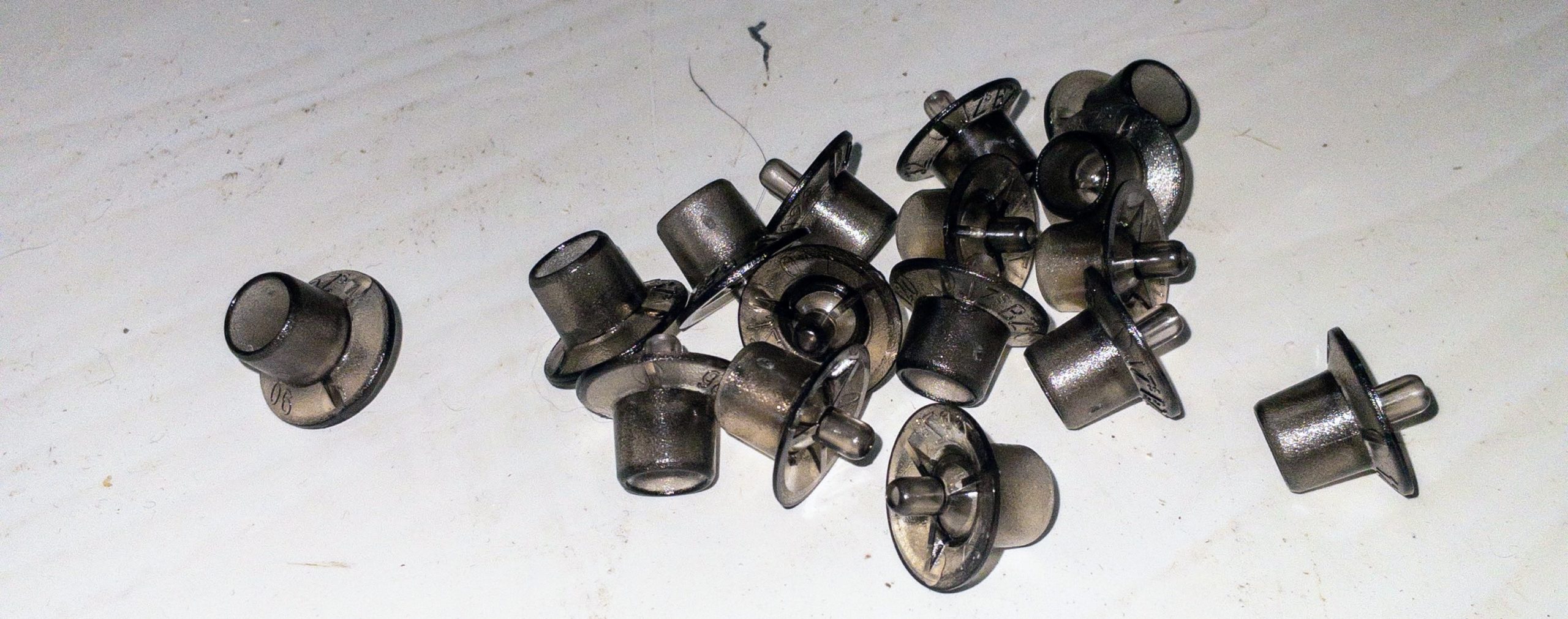 JZBZ Wide Base Queen Cell Cups - HappBee Acres Bee Supply