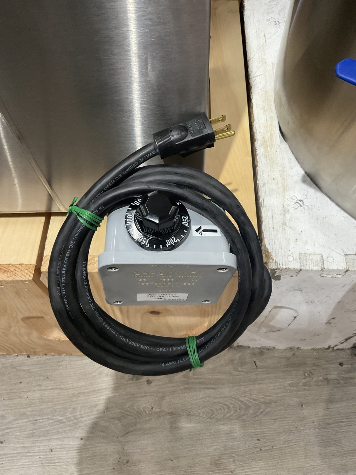 Maxant 6 Gallon Wax Tank - HappBee Acres Bee Supply