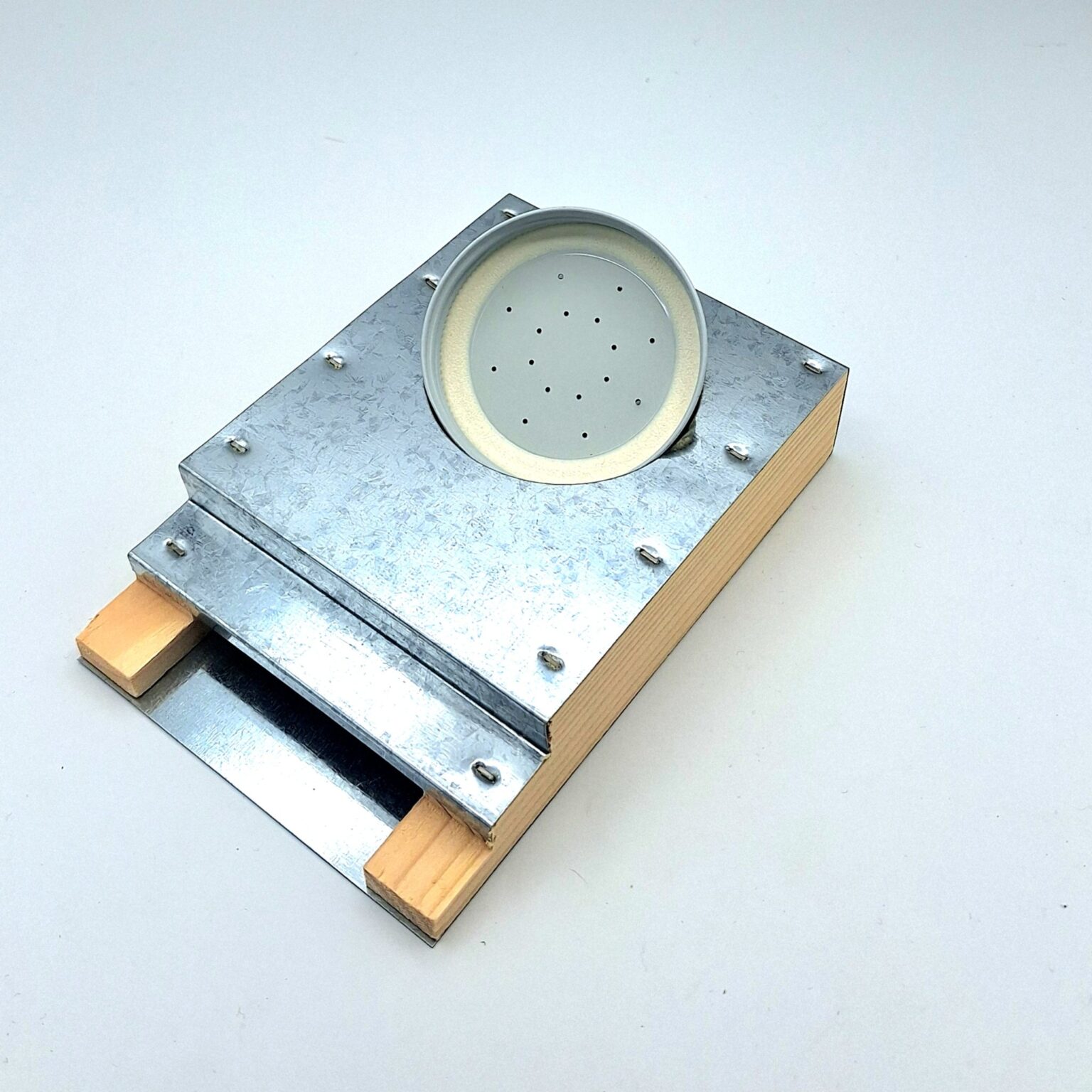 Wood and Metal Boardman Feeder with Lid - HappBee Acres Bee Supply